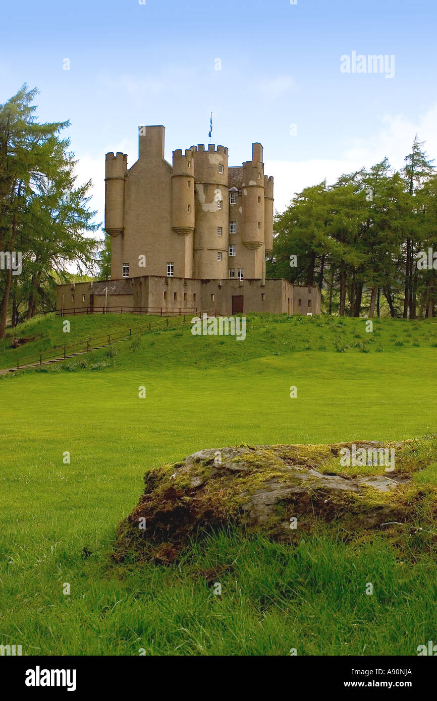 Invercauld castle hi-res stock photography and images - Alamy