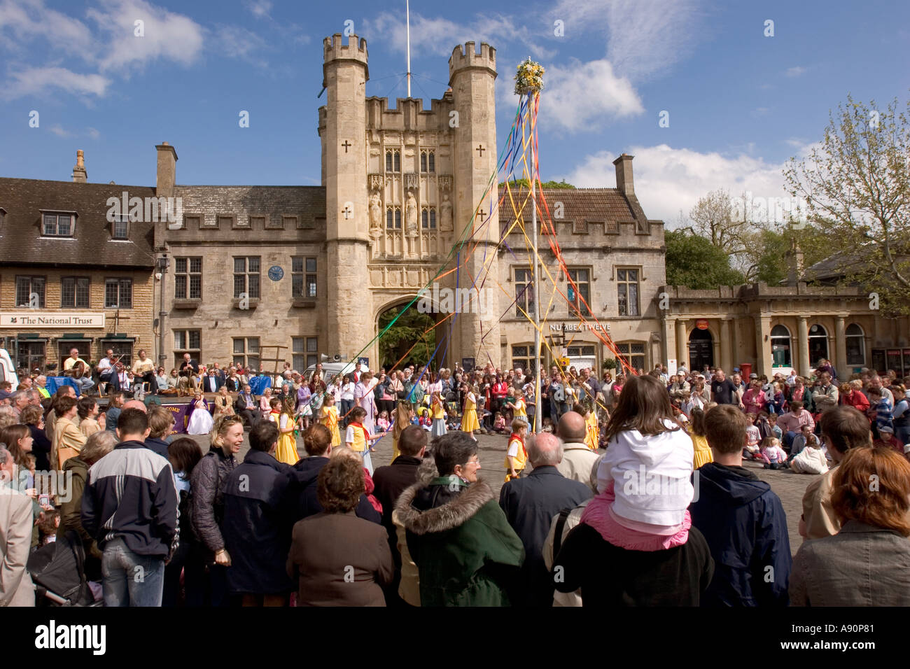 Uk may day dance pole hi-res stock photography and images - Alamy