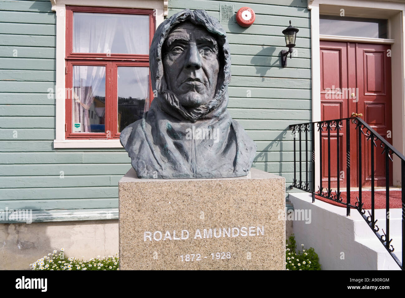Statue roald amundsen norwegian explorer hi-res stock photography and images - Alamy