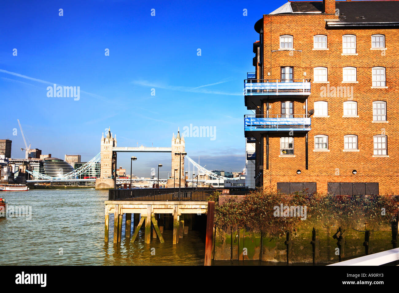 Young city workers london bridge hi-res stock photography and images ...