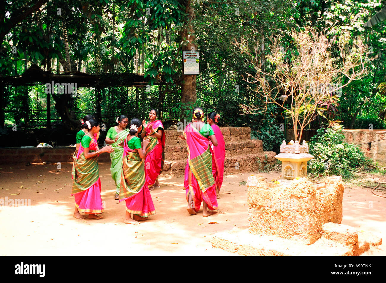 Garba traditional hi-res stock photography and images - Alamy