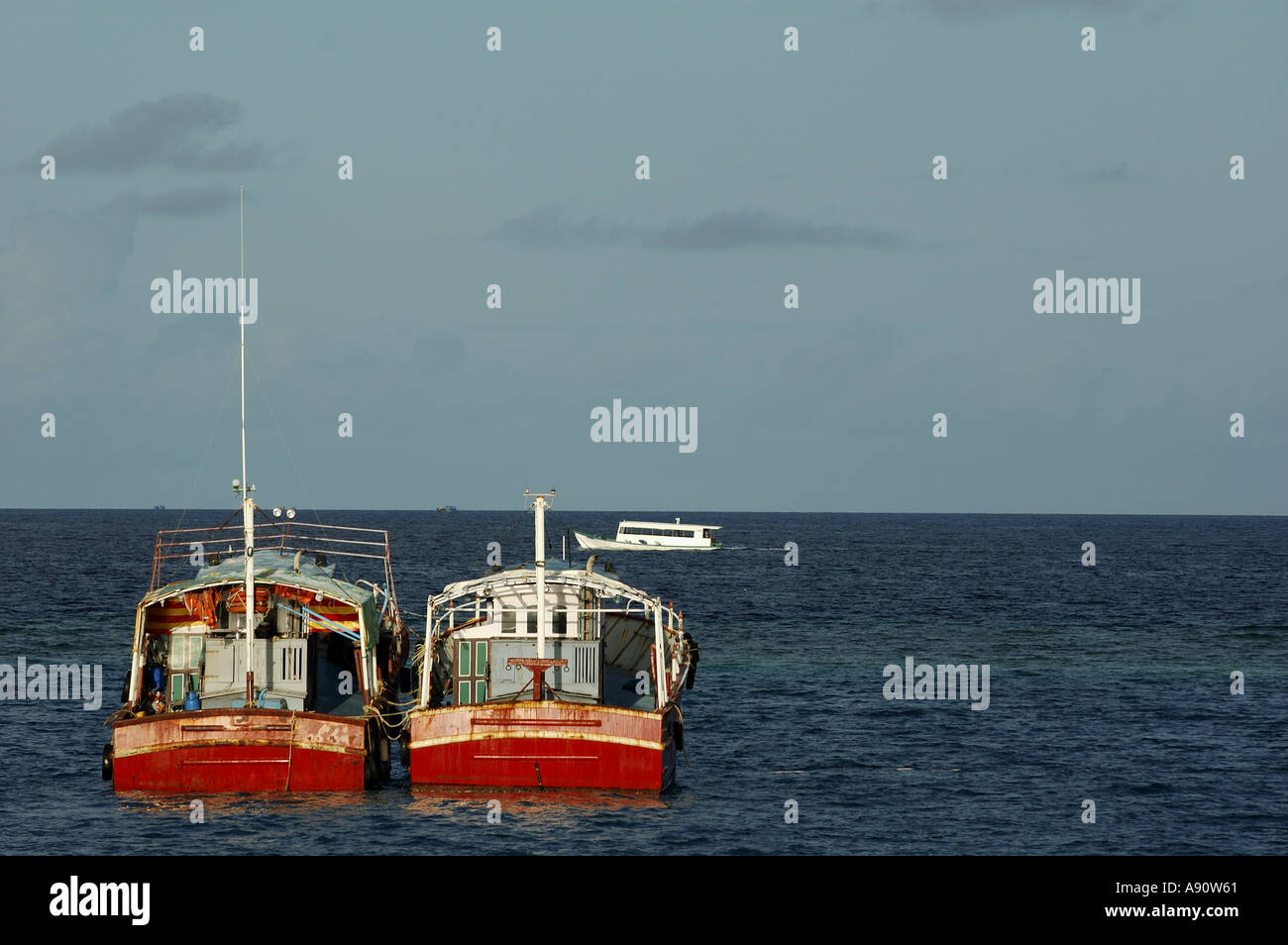 Two boats side by side hi-res stock photography and images - Alamy