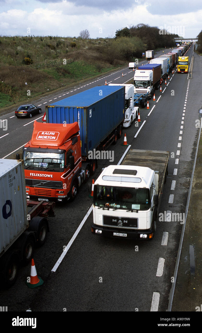 Hgv lorries parked in motorway hi-res stock photography and images - Alamy