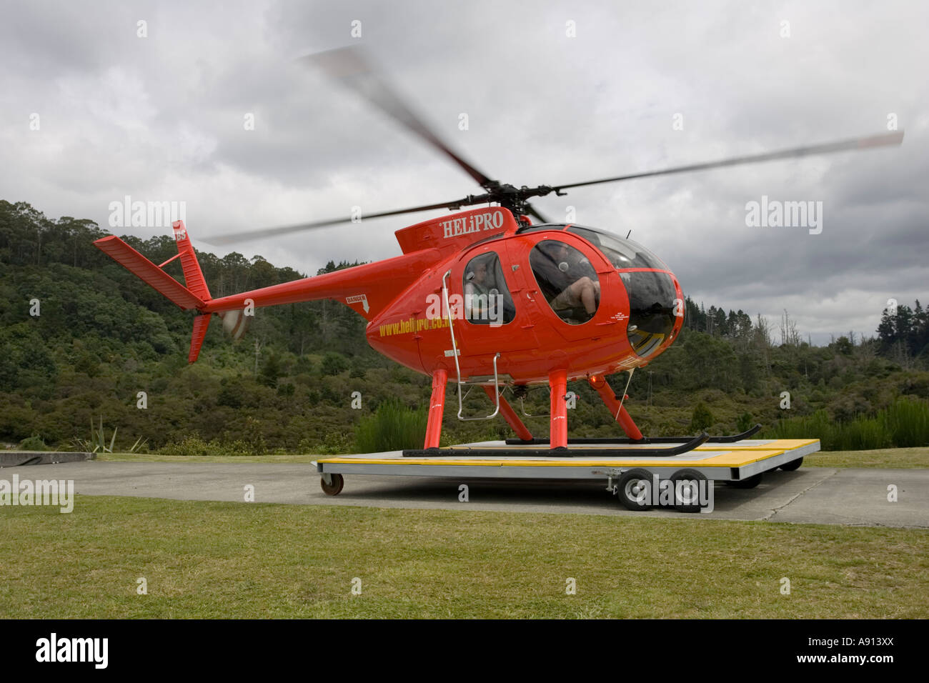 Red helicopter hi-res stock photography and images - Alamy
