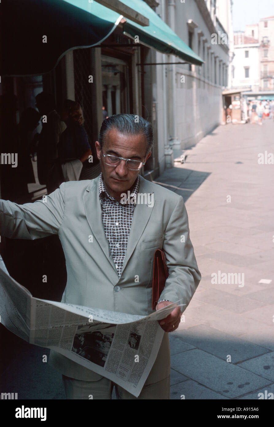 Reading in venice hi-res stock photography and images - Alamy