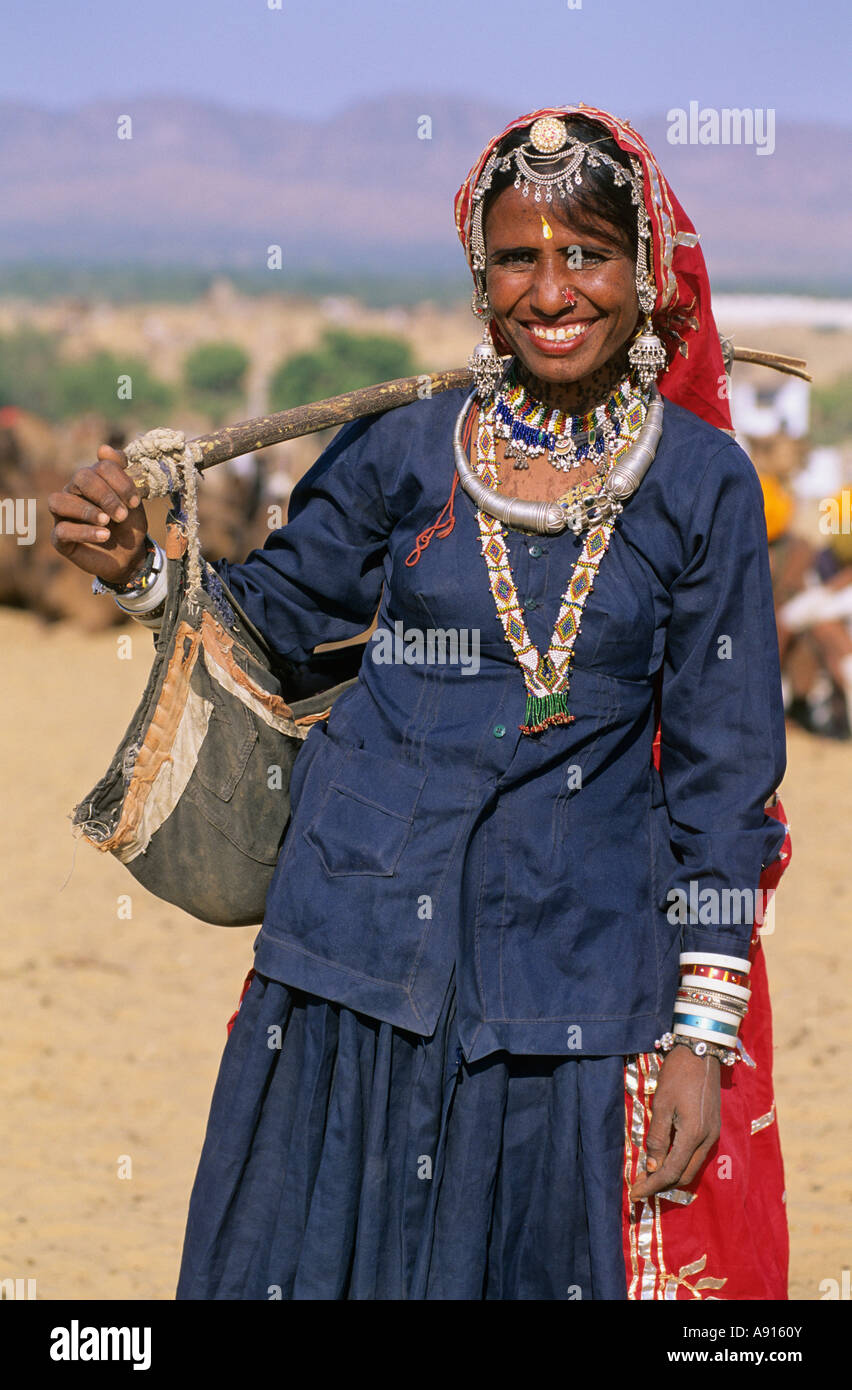 Rajasthani Woman wearing traditional clothing, Pushkar, Rajasthan ...