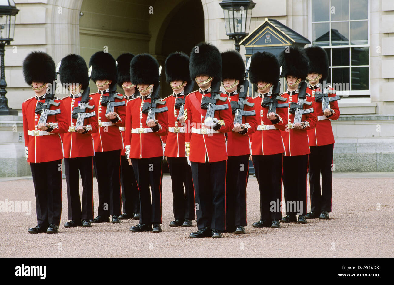 Buckingham palace beefeater hi-res stock photography and images - Alamy