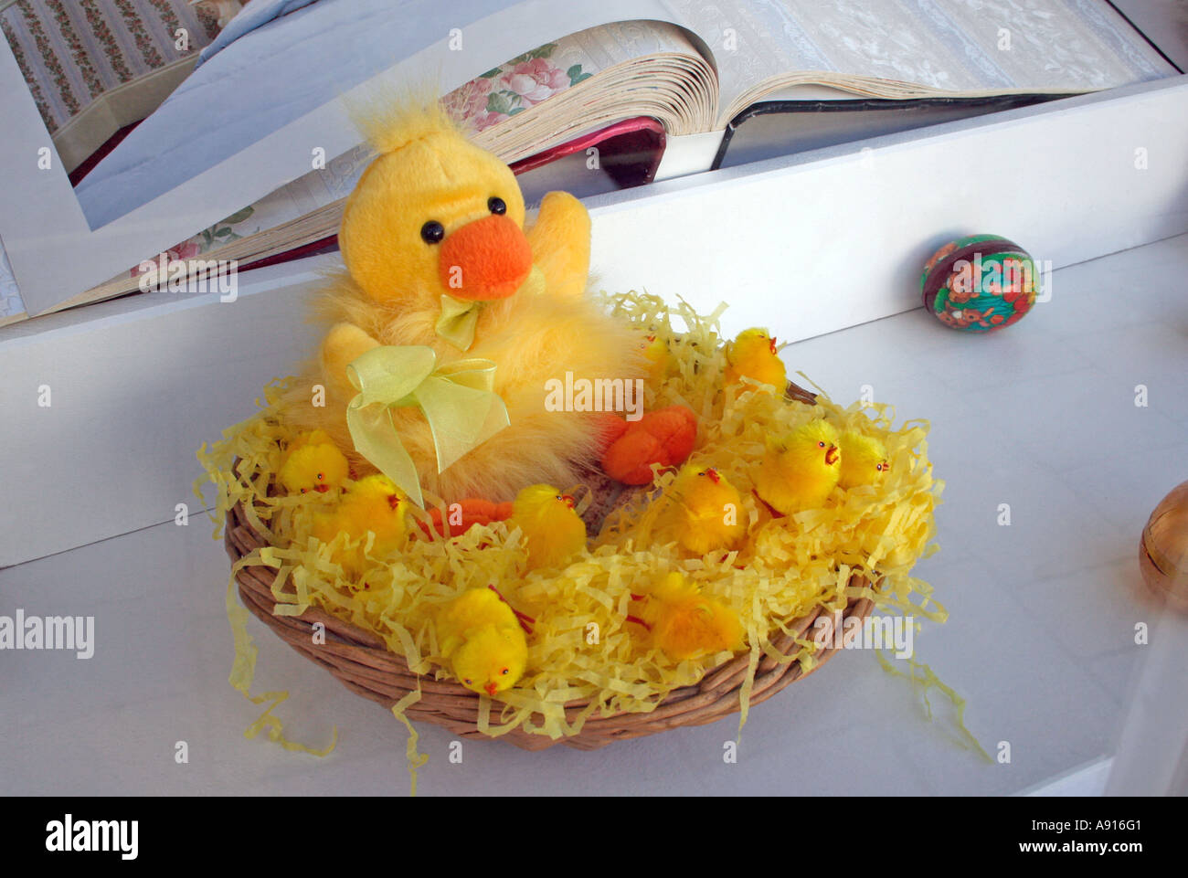 Easter eggs window display hi-res stock photography and images - Alamy