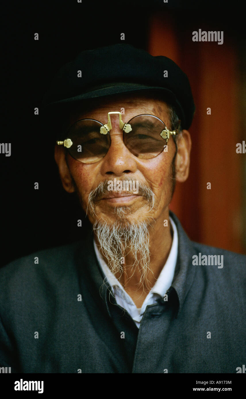Chinese man wearing spectacles hi-res stock photography and images - Alamy