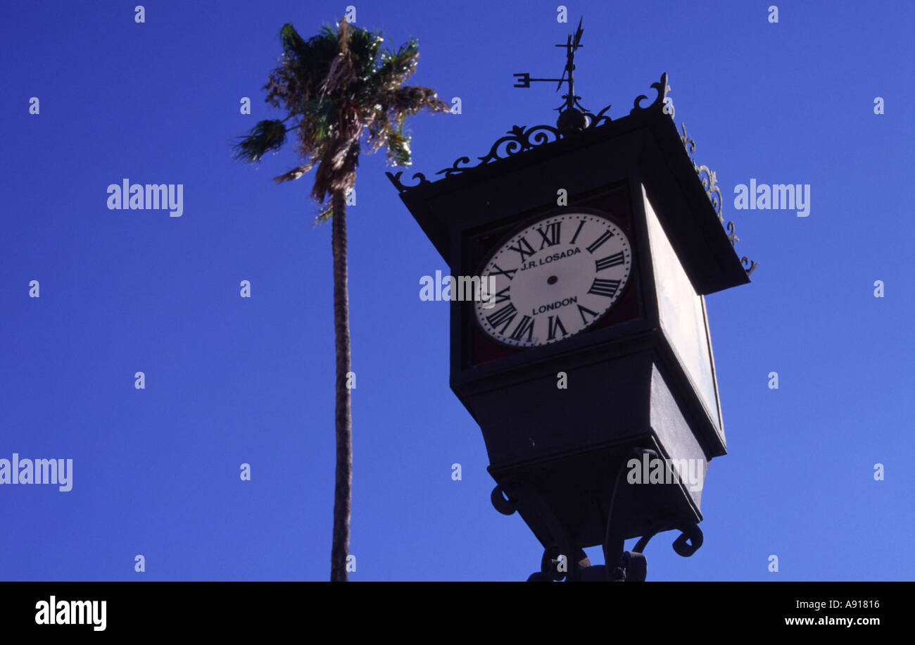 Large clock on building hi-res stock photography and images - Alamy