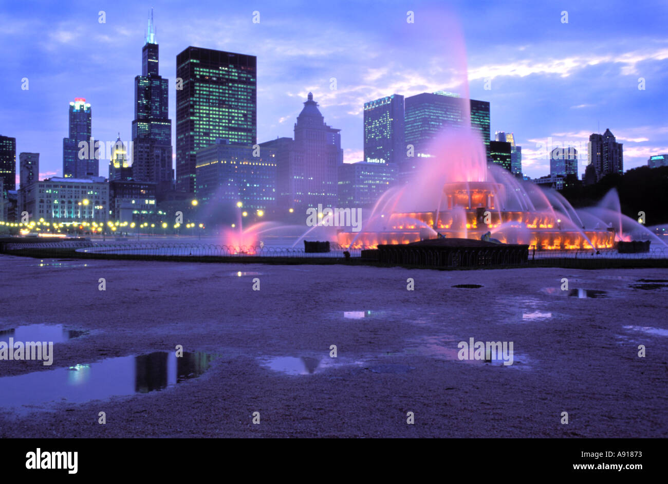 Buckingham Fountain in the evening Grant Park Chicago Illinois Stock ...