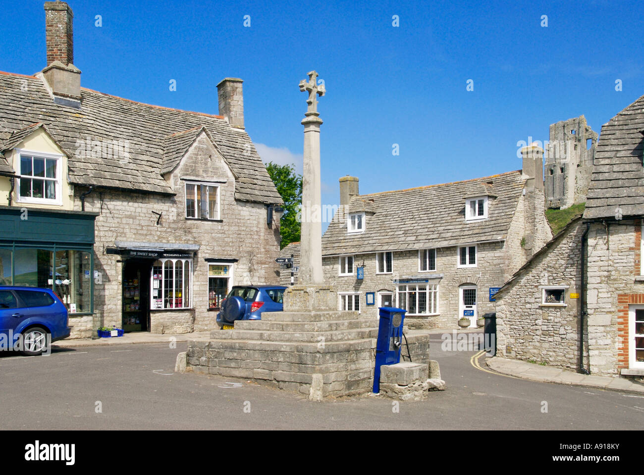 Corfe Castle village square Stock Photo - Alamy