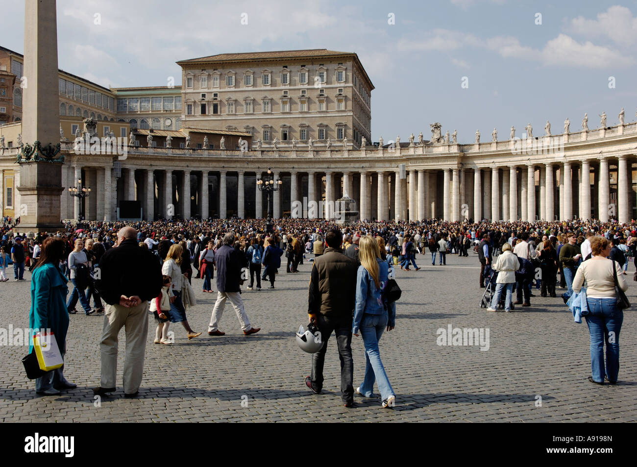 Crowds in Saint Peters Square in The Vatican Stock Photo - Alamy