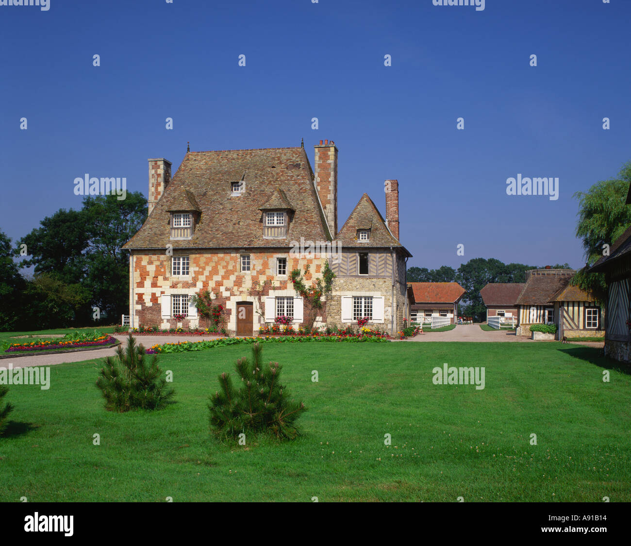 Race horse stables hi-res stock photography and images - Alamy