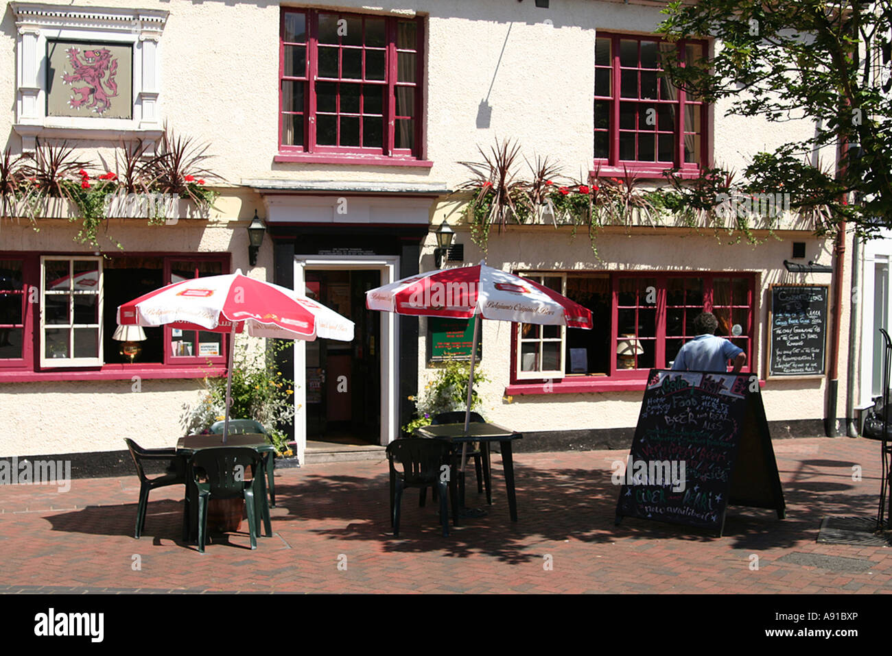 A typical English pub in summer, in Godalming, Surrey, England. Taken ...