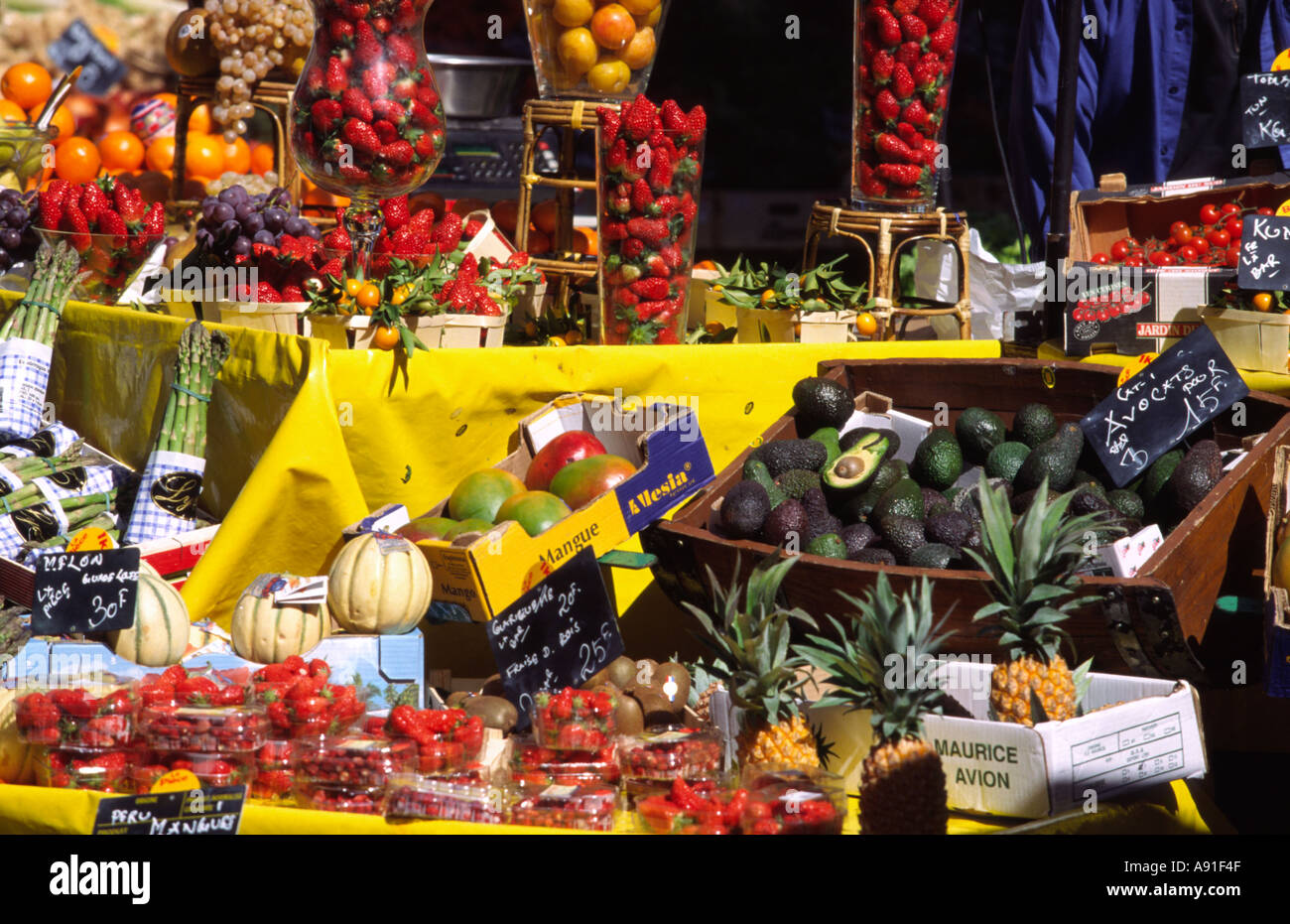 Fruits market in Rue Mouffetard Paris France Stock Photo - Alamy