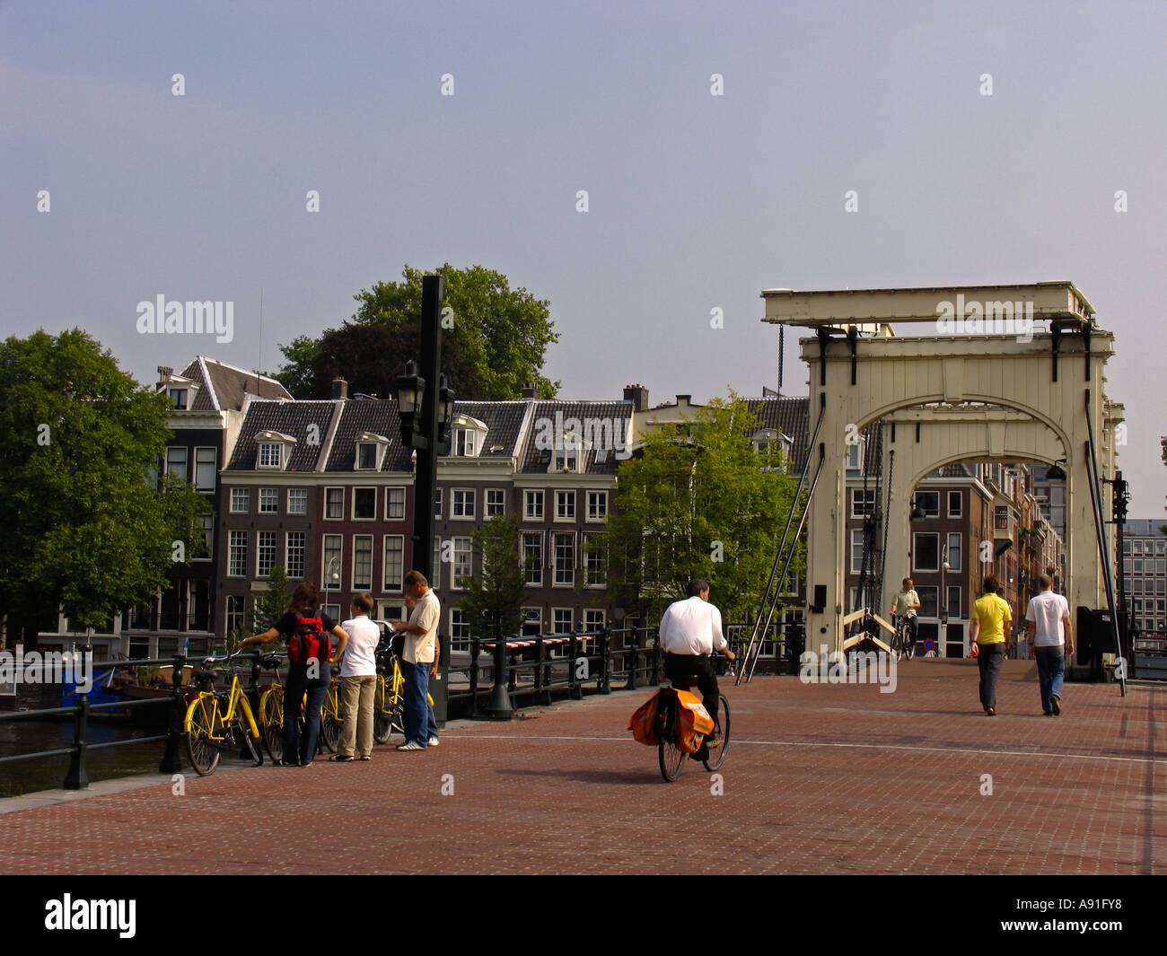 Menschen auf der Magere Brug an der Amstel in Amsterdam people at the ...