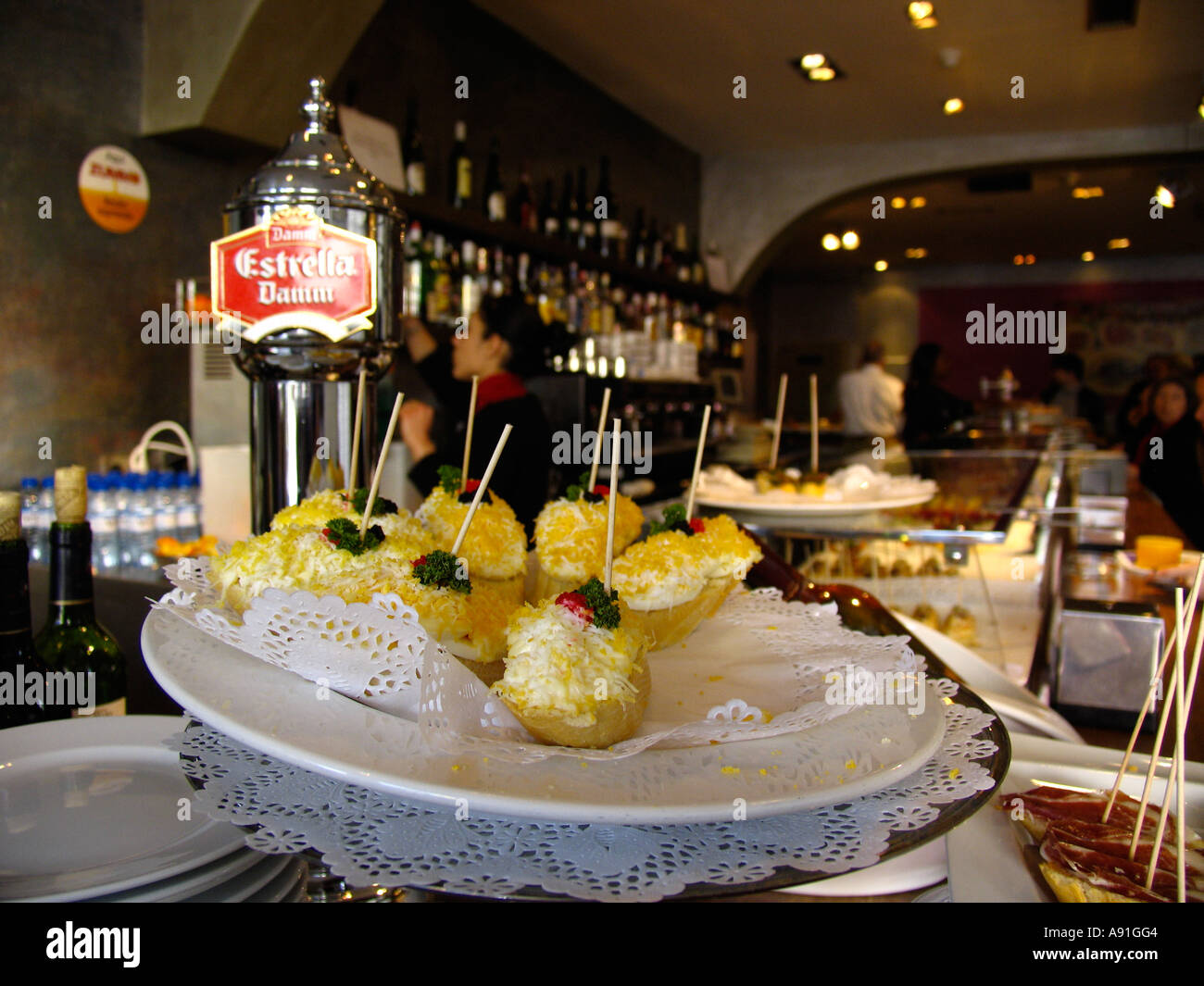 Pinchos und Tapas in einem spanischen Restaurant Pinchos and tapas in a ...