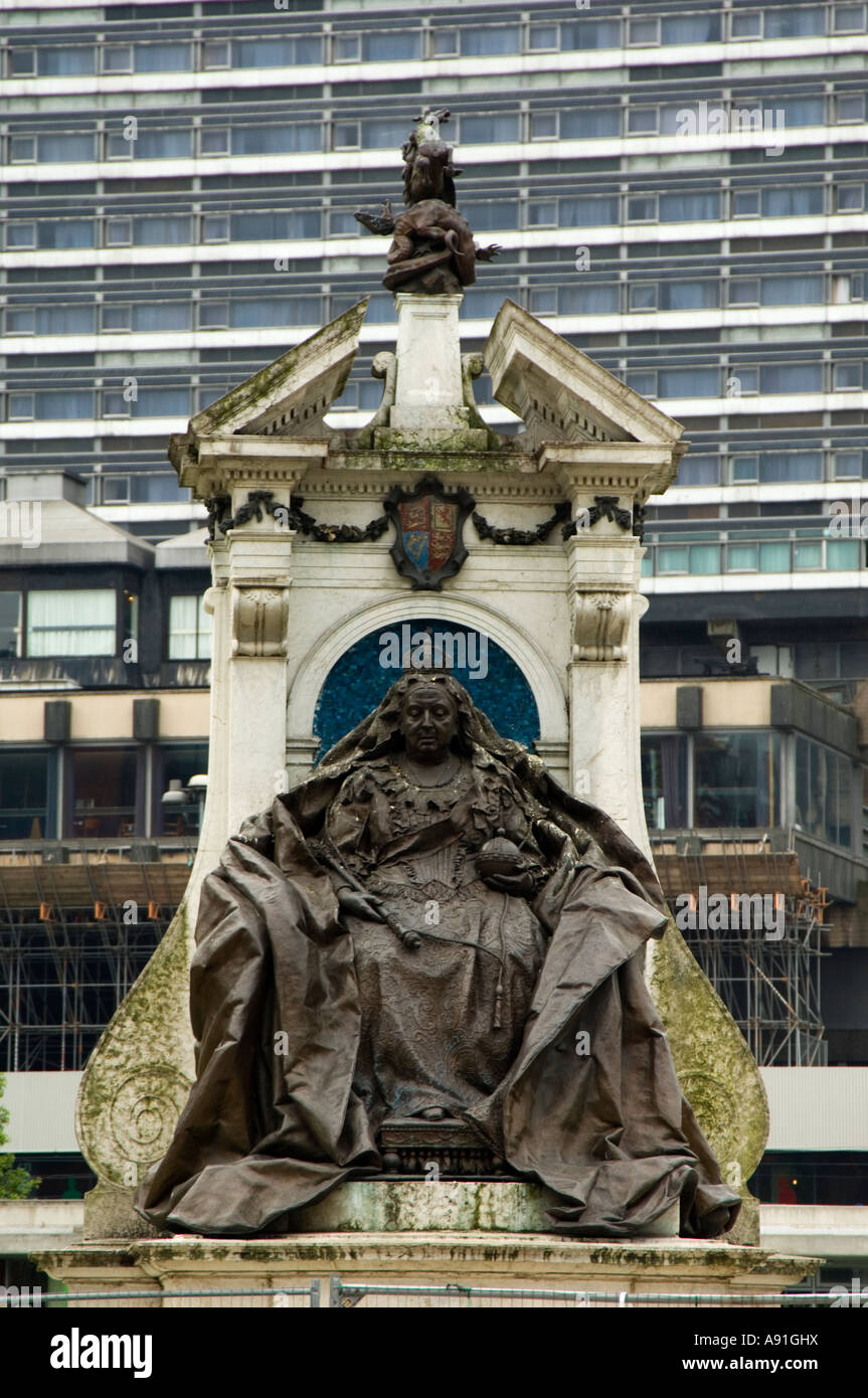 Queen Victoria statue in Piccadilly Gardens in Manchester City Centre UK 22 04 2007 Stock Photo ...