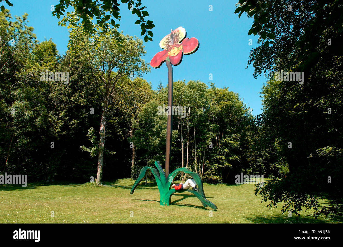 Sculptor Marc Quinn relaxes in the leaf of his giant 12 metre high ...