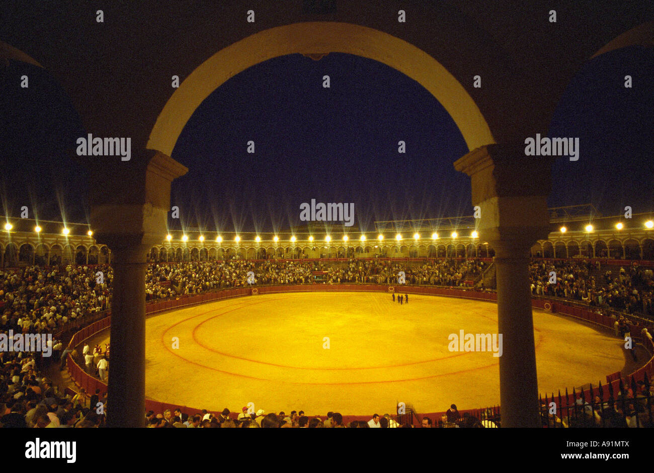 Bull fight crowd spain hi-res stock photography and images - Alamy