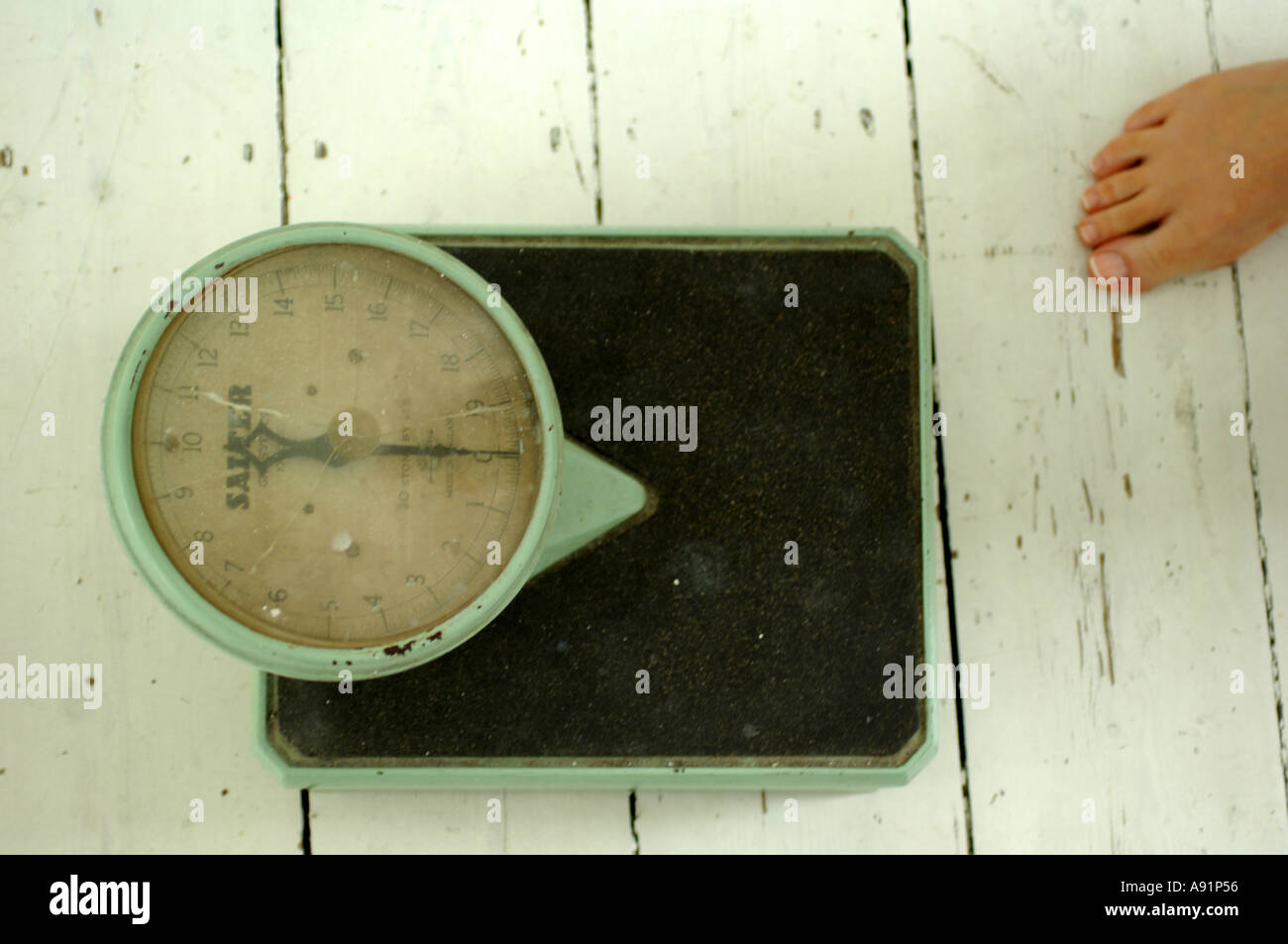 Old Fashioned Weighing scales and foot Stock Photo - Alamy