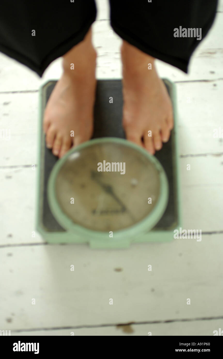 Old Fashioned Weighing scales and feet defocused Stock Photo - Alamy