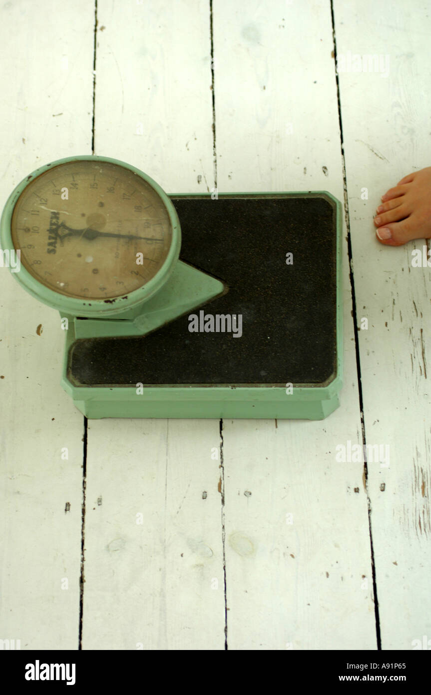 Old Fashioned Weighing scales and foot Stock Photo - Alamy