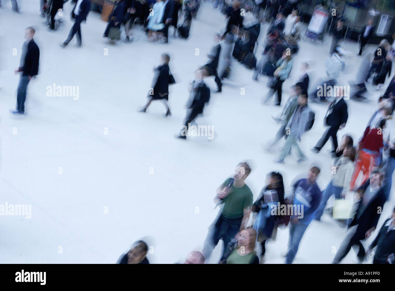 People rushing to get train Stock Photo - Alamy