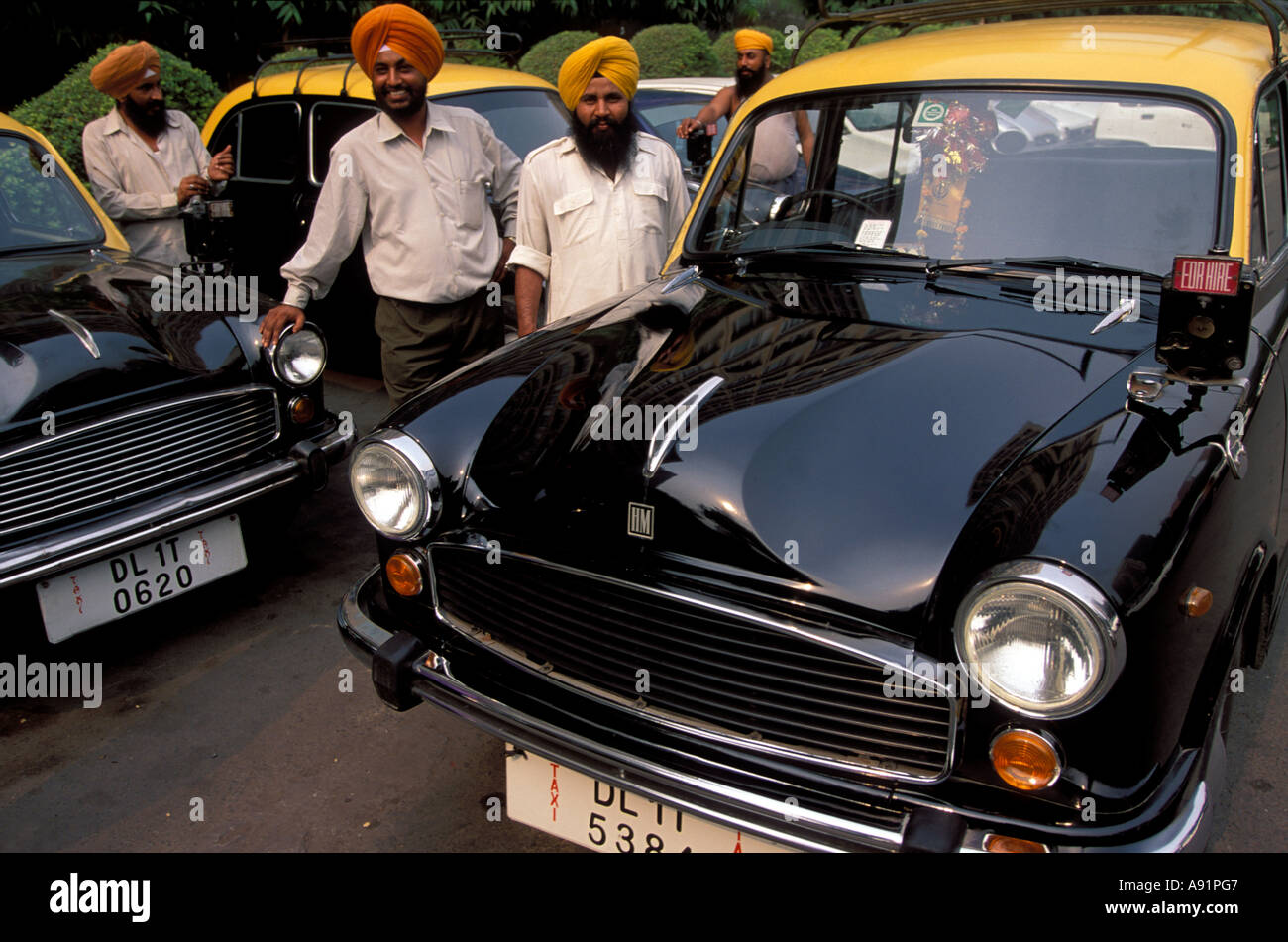 INDIA: Delhi. Sikh taxi drivers and Ambassador taxis Stock Photo - Alamy