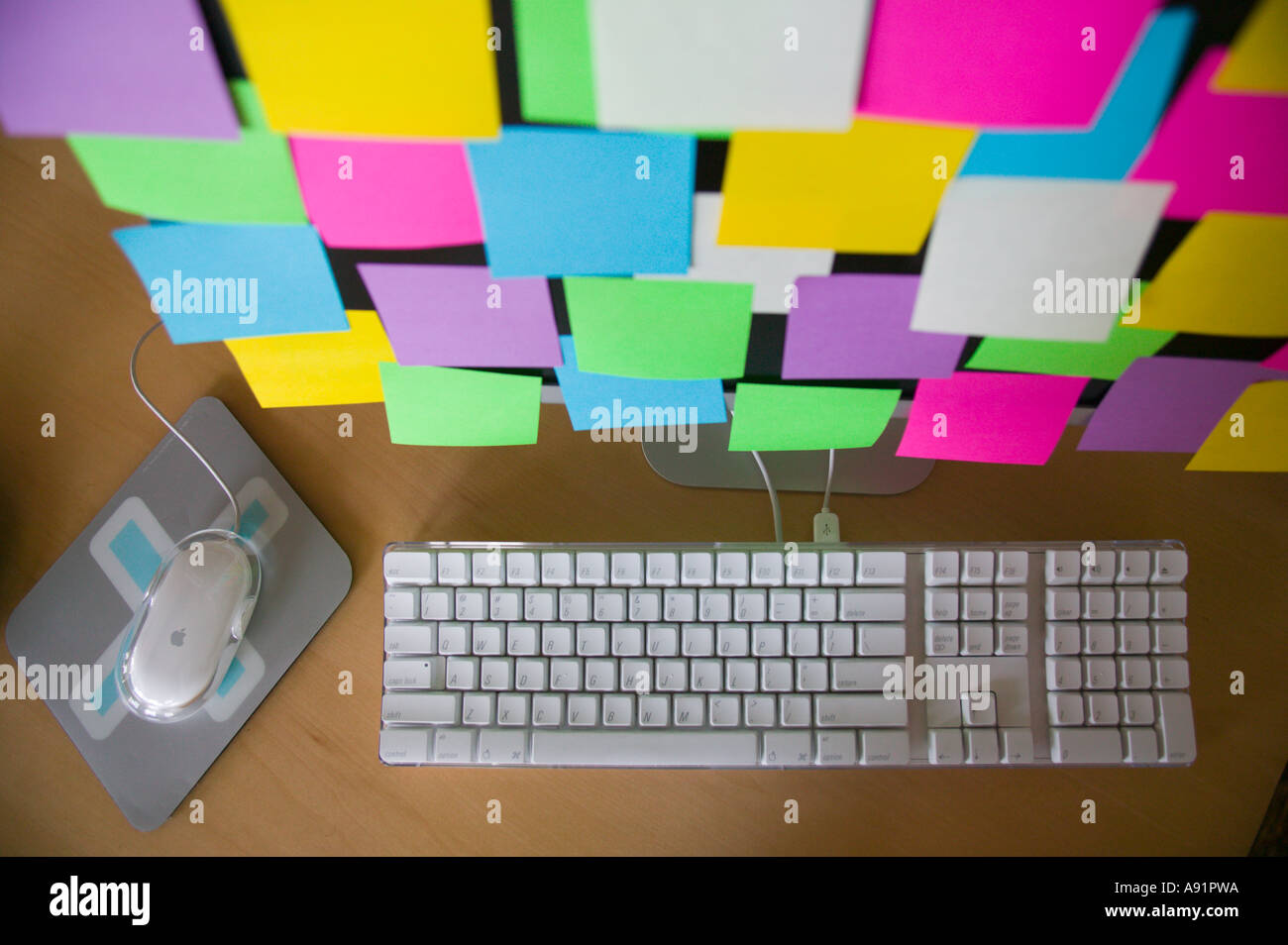 Post notes on computer monitor hi-res stock photography and images - Alamy