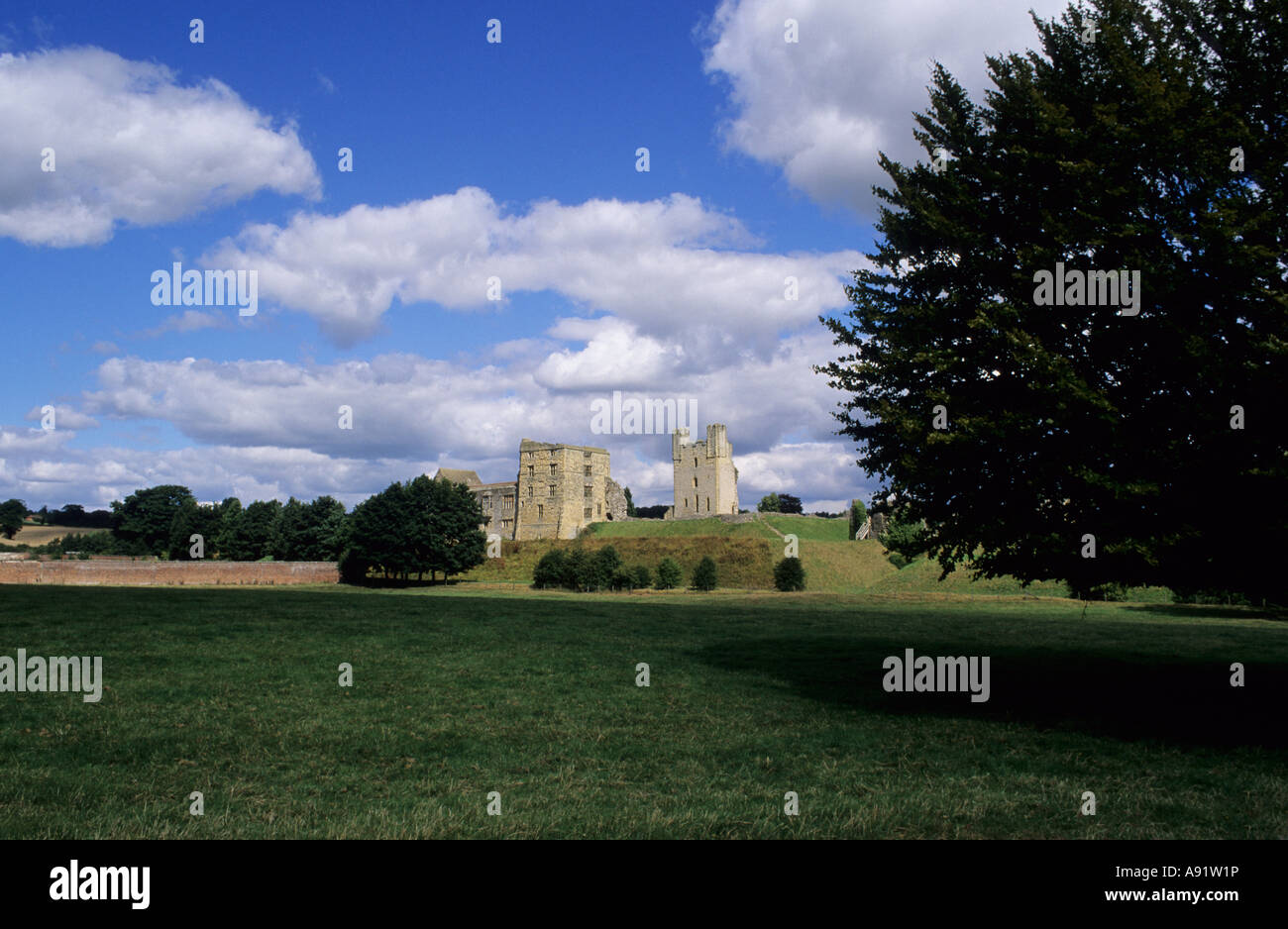 Helmsley castle ruins hi-res stock photography and images - Alamy