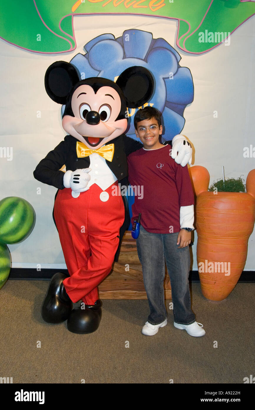 Mickey Mouse poses with a young boy Stock Photo - Alamy