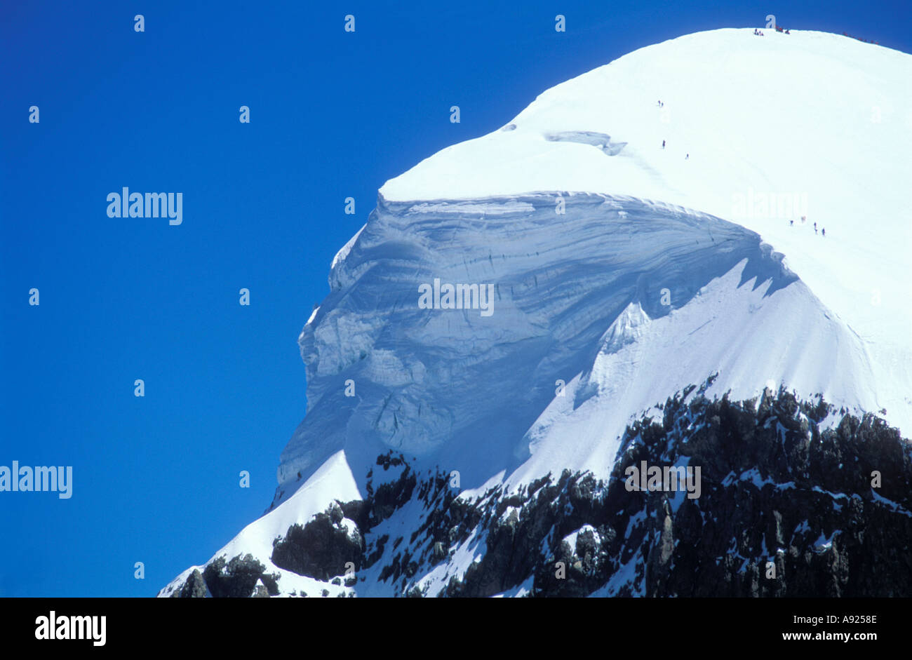 Overhanging snow ledge Stock Photo - Alamy