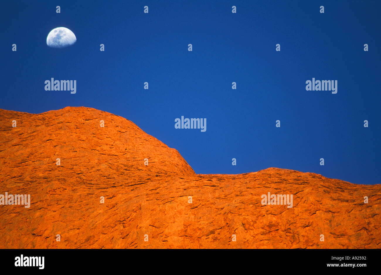 Moon over uluru ayers rock hi-res stock photography and images - Alamy