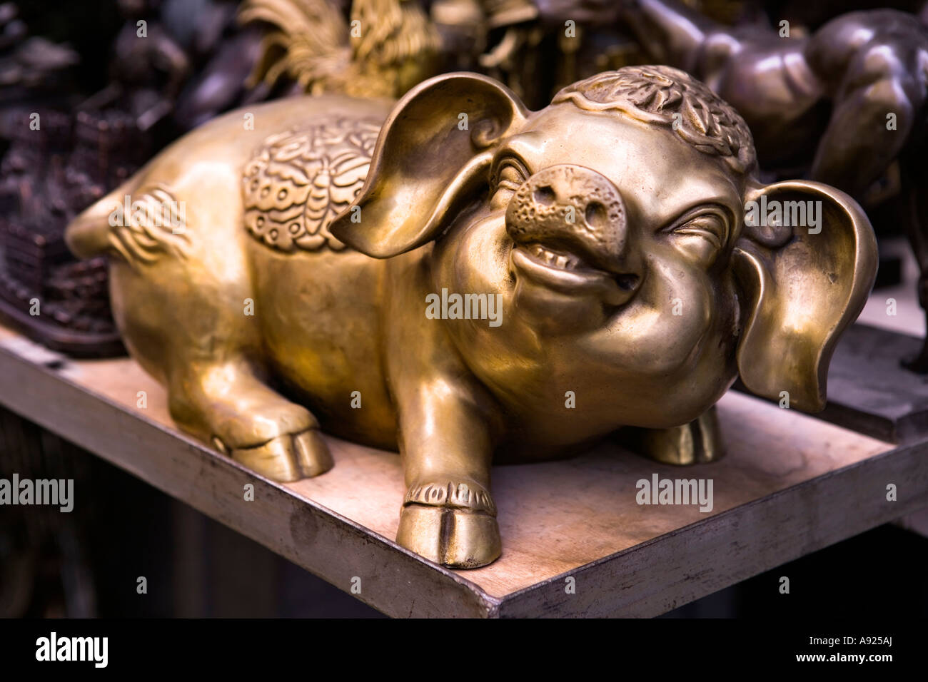 golden pig sculpture Stock Photo - Alamy