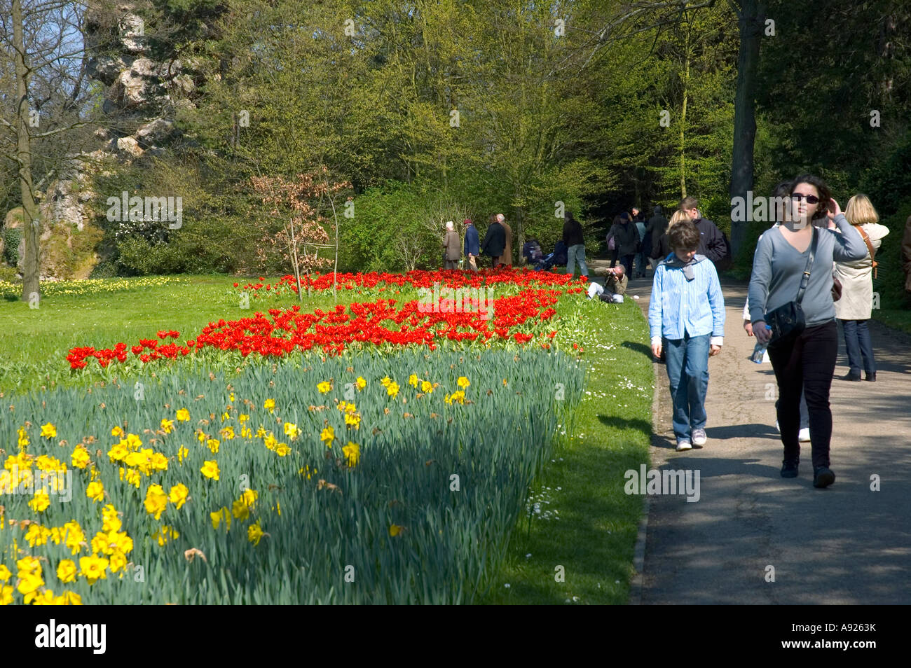 Paris FRANCE, Families Walking in the Park, Enjoying Nature "Bagatelle ...