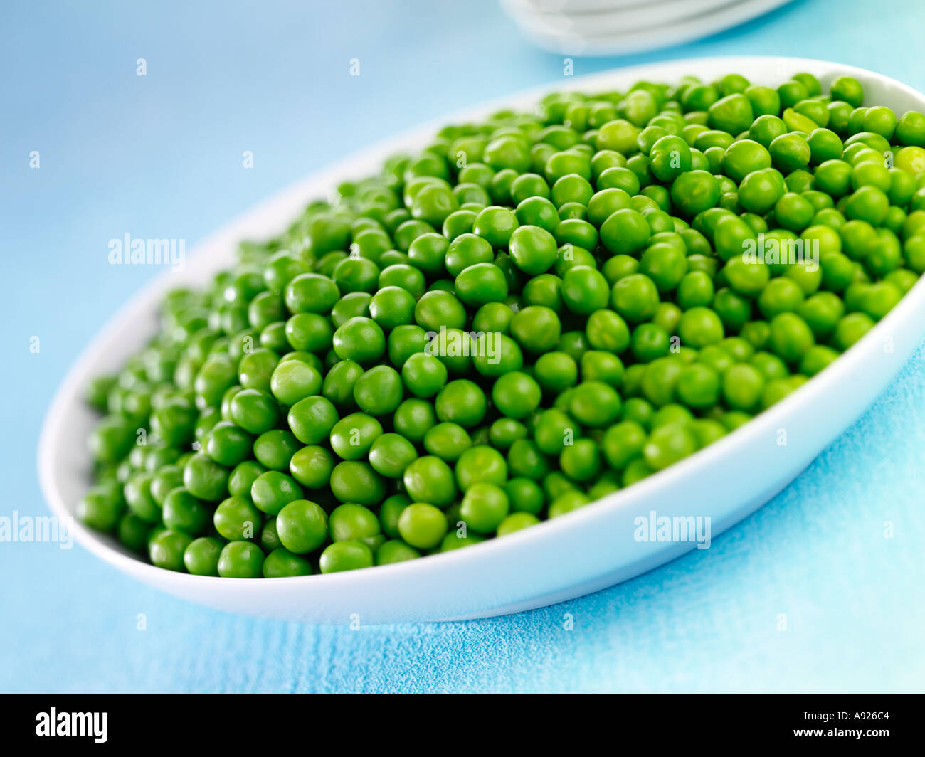 GARDEN PEAS IN BOWL Stock Photo - Alamy