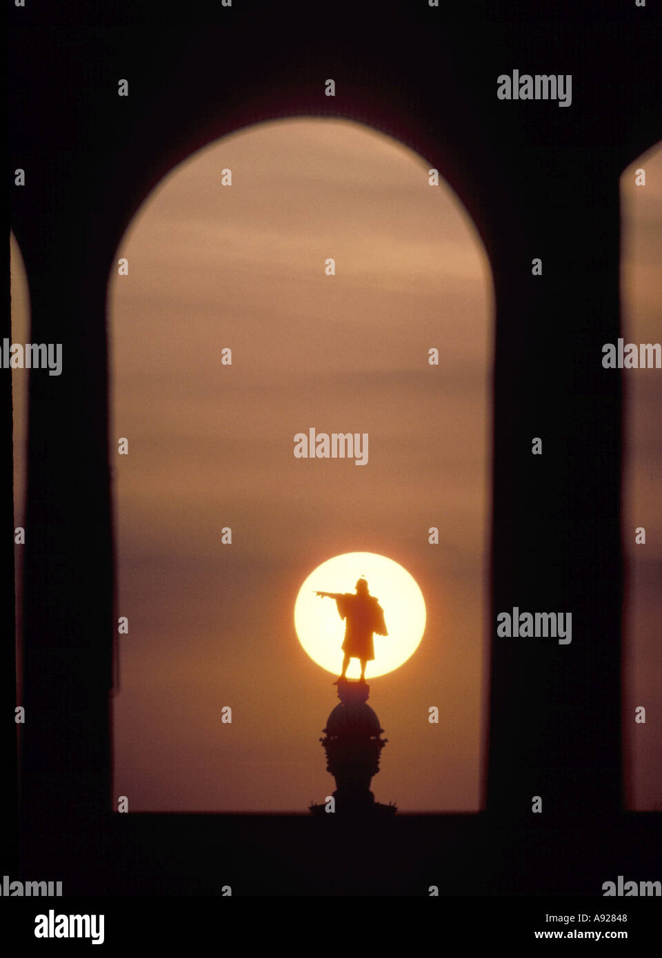 Man standing sculpture hi-res stock photography and images - Alamy