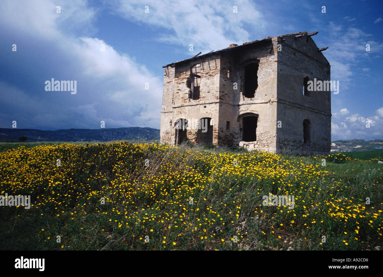 Italy Sicily ruin of an old farmhouse Stock Photo - Alamy