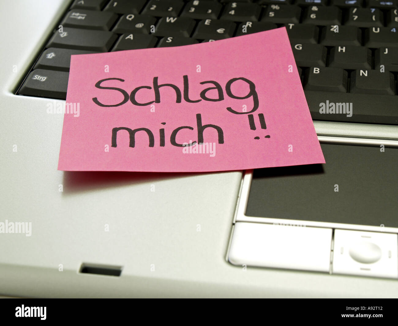 memo note on notebook, hit me Stock Photo - Alamy