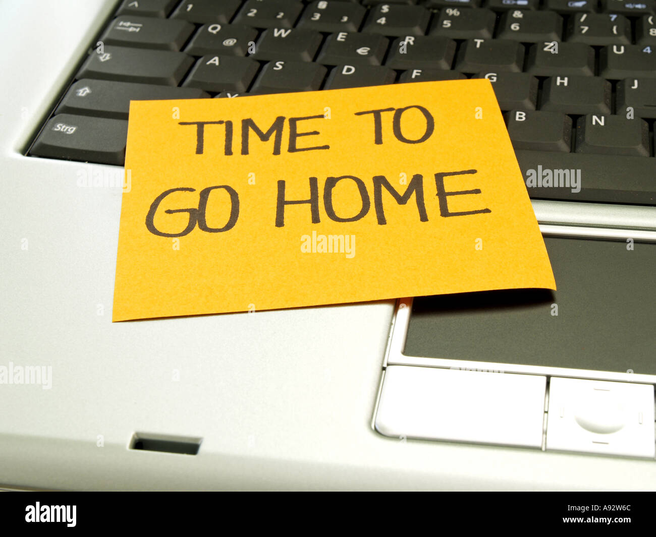 memo note on notebook, time to go home Stock Photo - Alamy