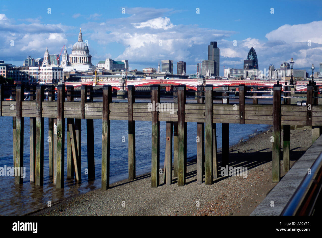 Thames jetty hi-res stock photography and images - Alamy