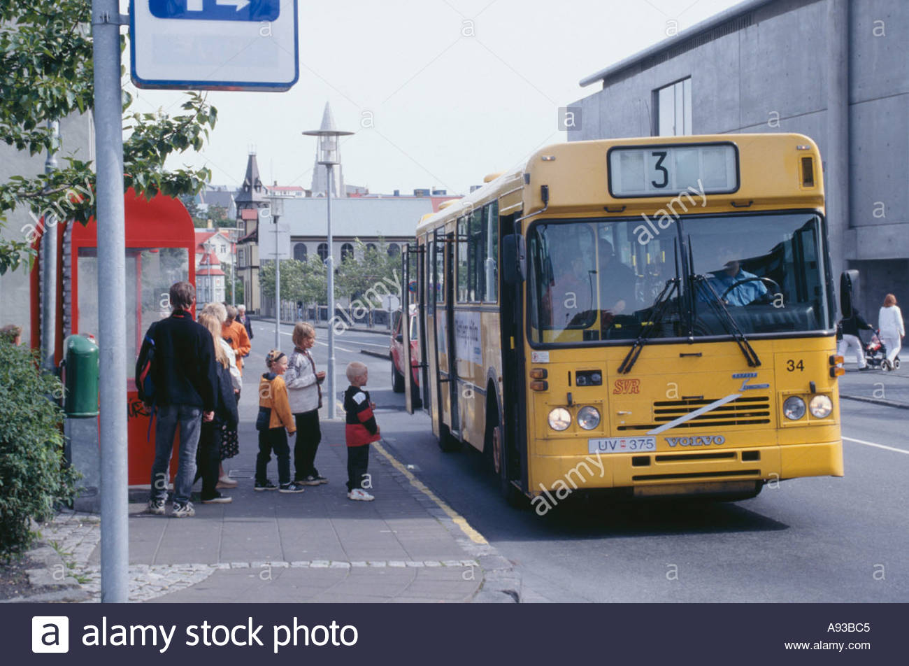 Bus Stop Queue Of Passengers City Centre Stock Photos & Bus Stop Queue ...