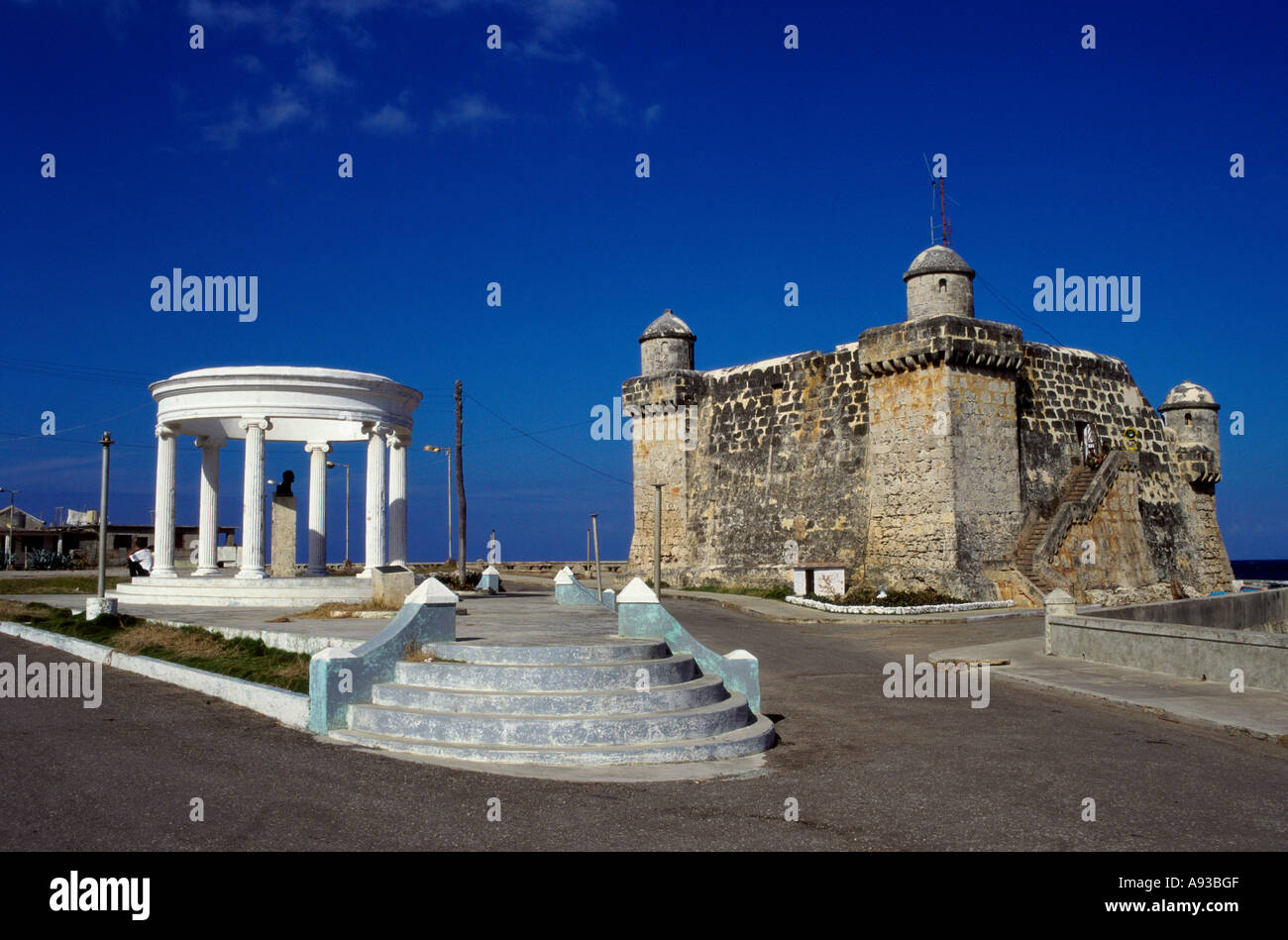 Ernest hemingway cuba statue hi-res stock photography and images - Alamy