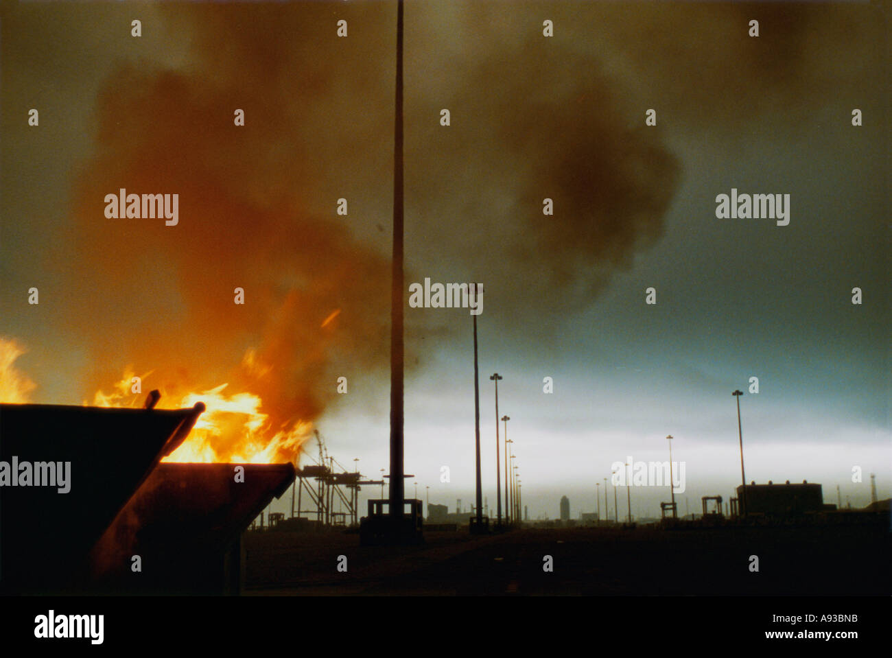 Persian gulf war burning oil hi-res stock photography and images - Alamy