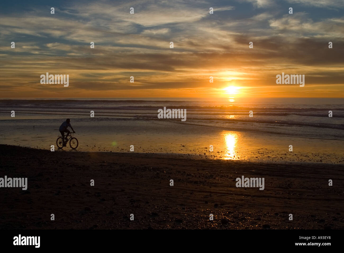 Biking beach hi-res stock photography and images - Alamy