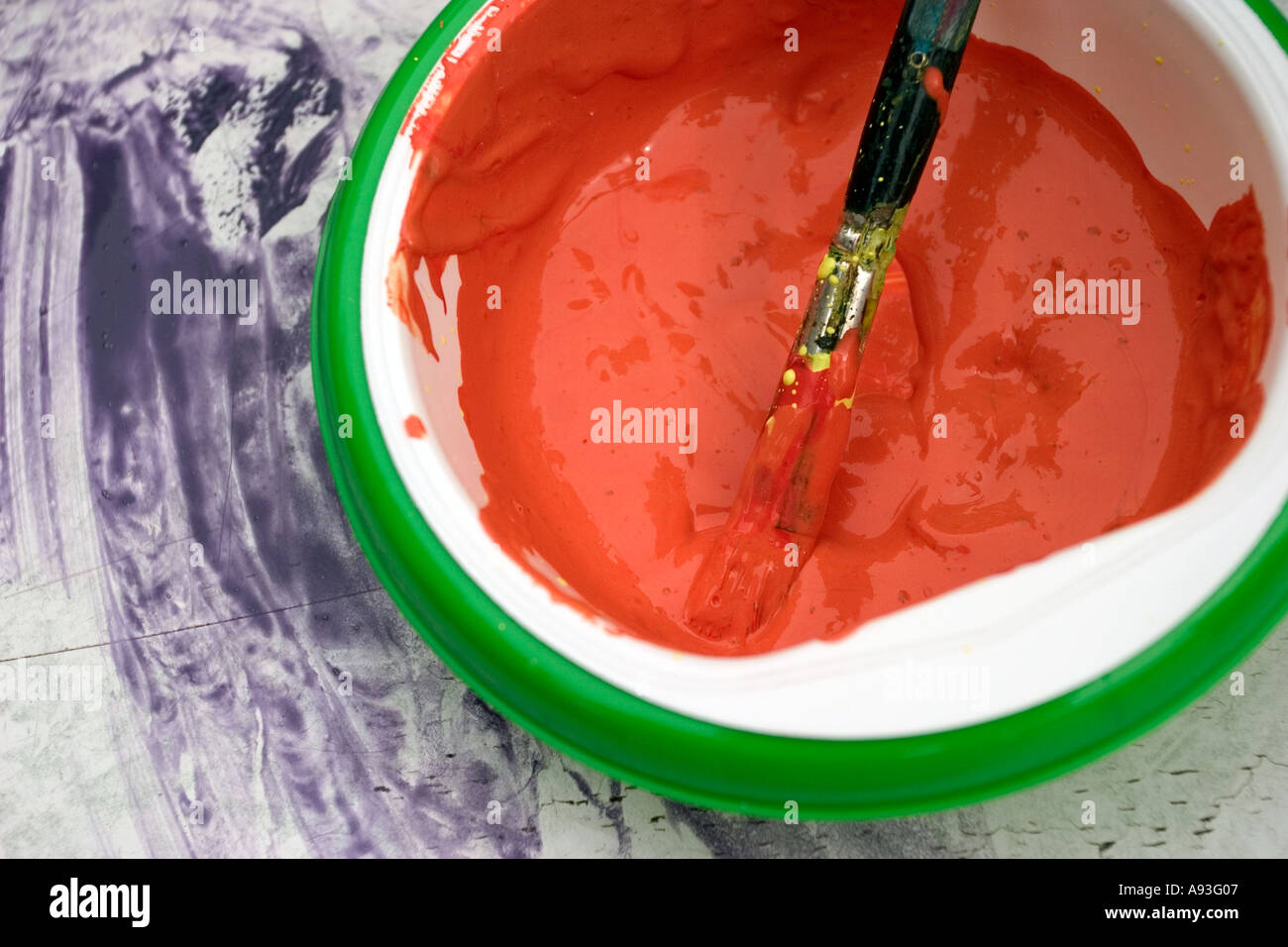 Artist brushes in red pot hi-res stock photography and images - Alamy
