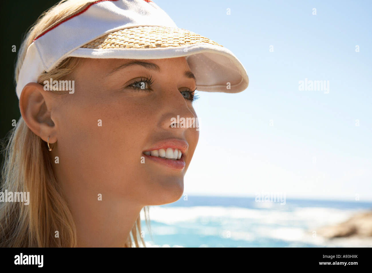 Head and shoulders woman beach 30 hi-res stock photography and images ...