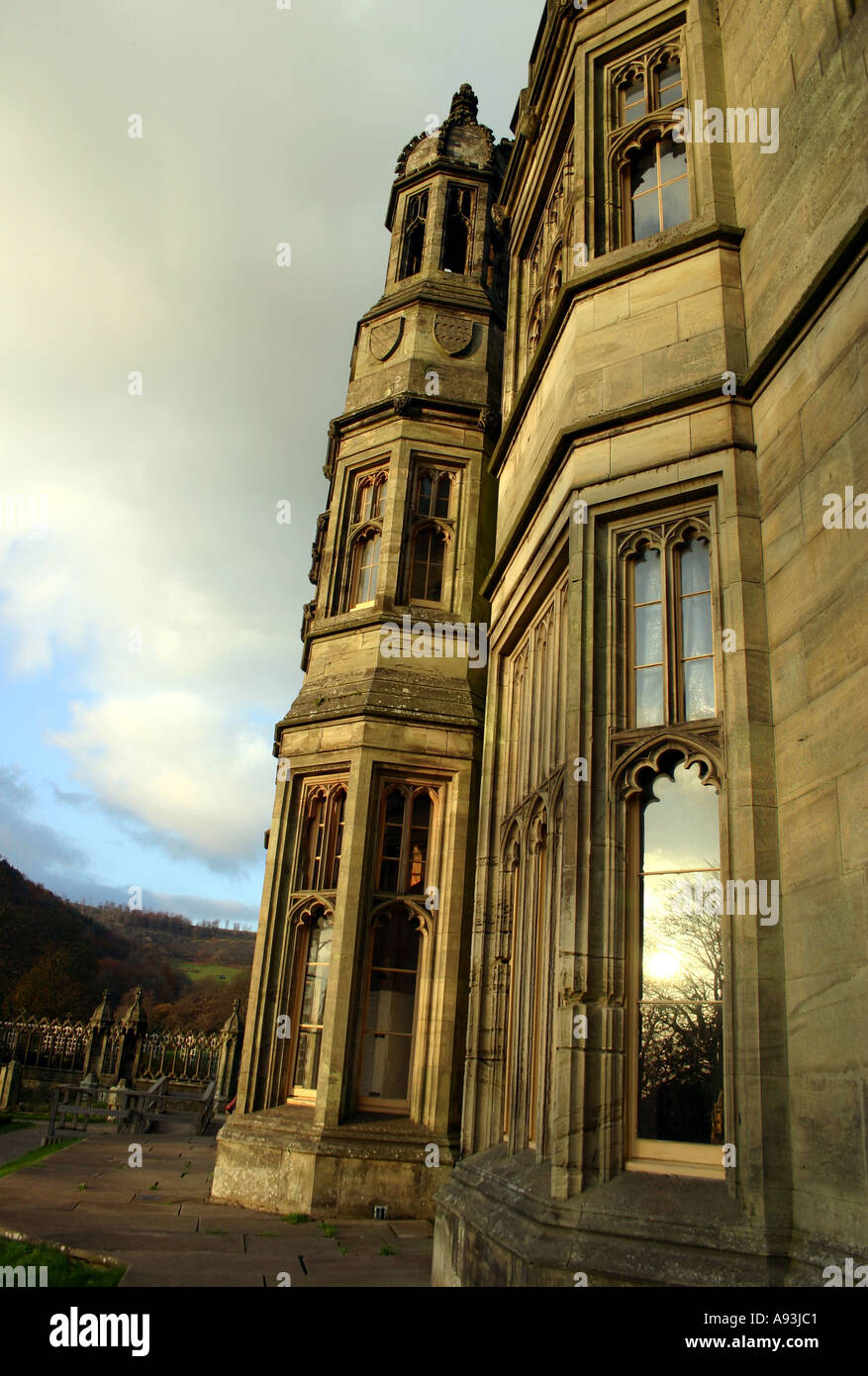 Tudor gothic hi-res stock photography and images - Alamy